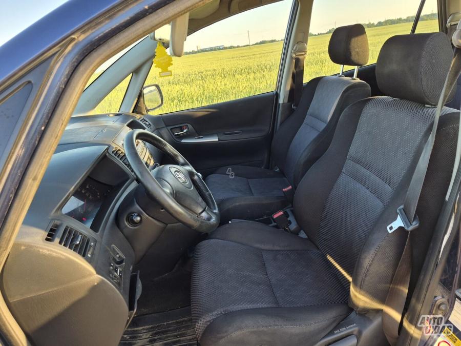 Zils Toyota Corolla Verso 2002 Vievis, ar dzinēja tilpumu 2.00 L un nobraukumu 280 tūkst. km par 750 €, foto 7 vietnē AUTOMOTO.COM.LV