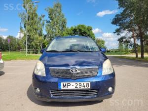 Zils Toyota Corolla Verso 2002 Ludza, ar dzinēja tilpumu 1.80 L un nobraukumu 275 tūkst. km par 1000 €, foto 3 vietnē AUTOMOTO.COM.LV