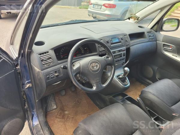 Zils Toyota Corolla Verso 2002 Ludza, ar dzinēja tilpumu 1.80 L un nobraukumu 275 tūkst. km par 1000 €, foto 5 vietnē AUTOMOTO.COM.LV