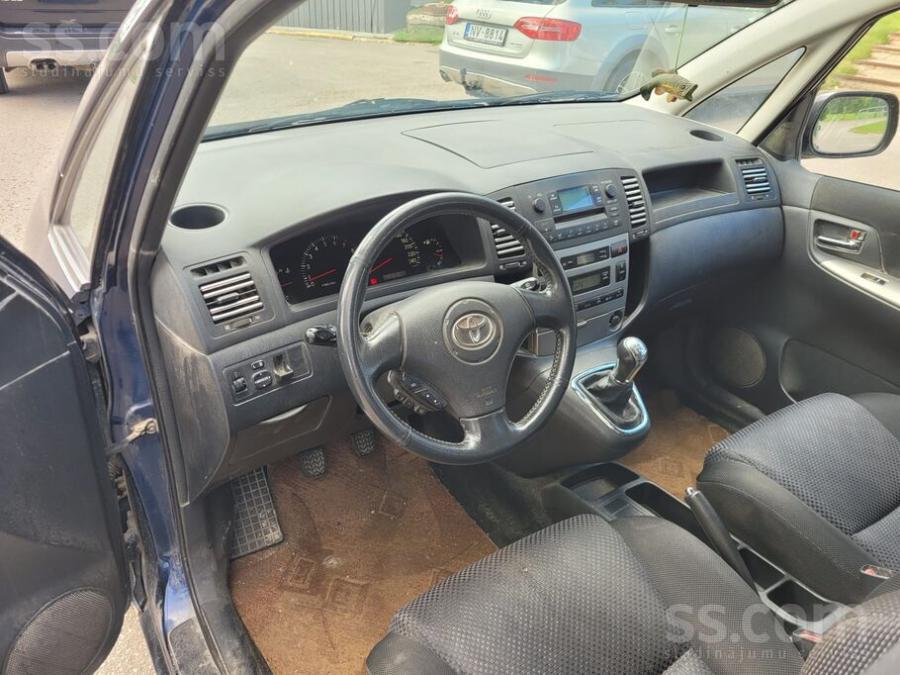 Zils Toyota Corolla Verso 2002 Ludza, ar dzinēja tilpumu 1.80 L un nobraukumu 275 tūkst. km par 1000 €, foto 6 vietnē AUTOMOTO.COM.LV