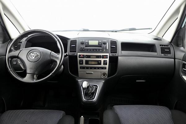 Blue Toyota Corolla Verso 2004 in Tallinn, with an engine capacity of 1.60 L and mileage of 215 thousand km for 1999 €, photo 5 on AUTOMOTO.COM.LV
