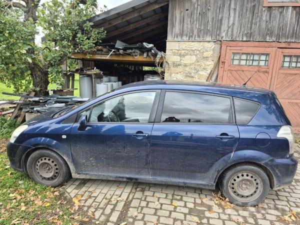 Zils Toyota Corolla Verso 2006 Cēsis, ar dzinēja tilpumu 2.20 L un nobraukumu 300 tūkst. km par 600 €, foto 1 vietnē AUTOMOTO.COM.LV