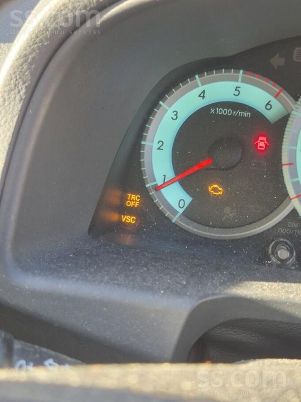 Zils Toyota Corolla Verso 2006 Cēsis, ar dzinēja tilpumu 2.20 L un nobraukumu 300 tūkst. km par 600 €, foto 3 vietnē AUTOMOTO.COM.LV