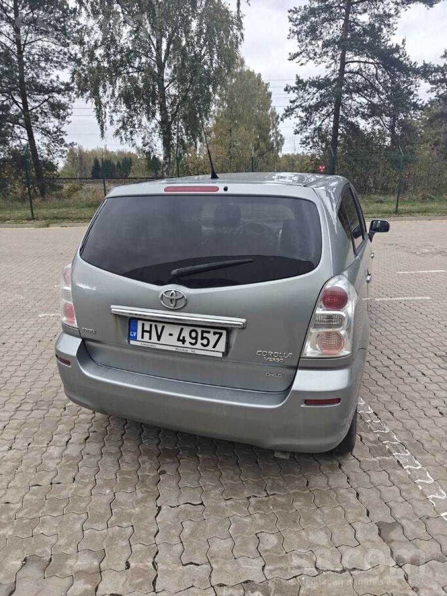 Zils Toyota Corolla Verso 2008 Rīga, ar dzinēja tilpumu 2.20 L un nobraukumu 305 tūkst. km par 1000 €, foto 5 vietnē AUTOMOTO.COM.LV