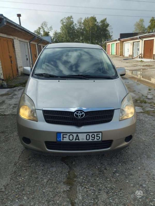 Brūns Toyota Corolla Verso 2002 Šauļi, ar dzinēja tilpumu 2.00 L un nobraukumu 352 tūkst. km par 900 €, foto 1 vietnē AUTOMOTO.COM.LV