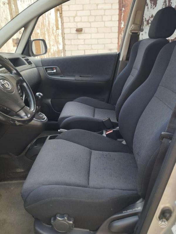 Brūns Toyota Corolla Verso 2002 Šauļi, ar dzinēja tilpumu 2.00 L un nobraukumu 352 tūkst. km par 900 €, foto 6 vietnē AUTOMOTO.COM.LV