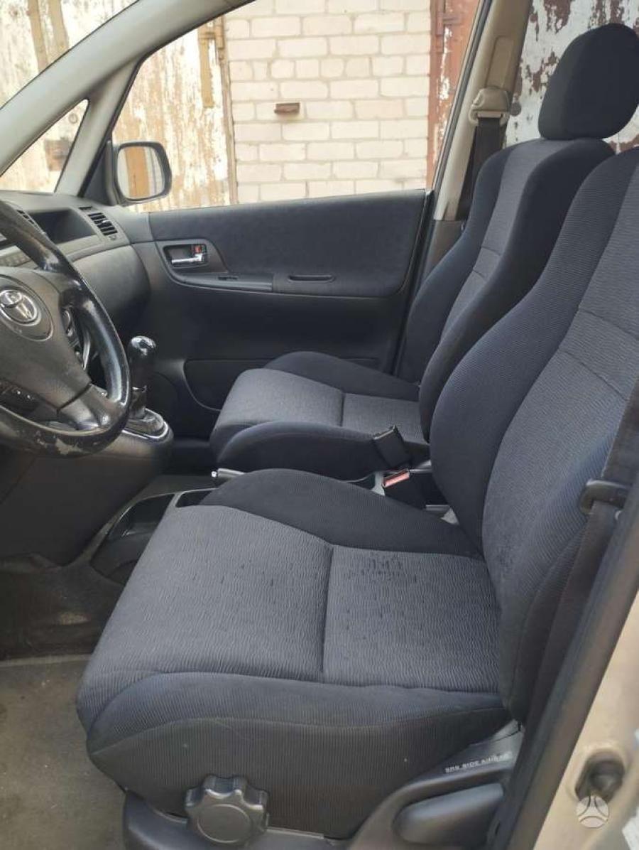 Brūns Toyota Corolla Verso 2002 Šauļi, ar dzinēja tilpumu 2.00 L un nobraukumu 352 tūkst. km par 900 €, foto 6 vietnē AUTOMOTO.COM.LV