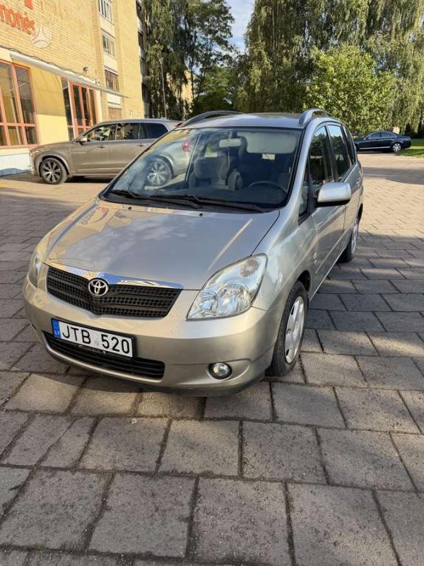 Brūns Toyota Corolla Verso 2003 Viļņa, ar dzinēja tilpumu 1.79 L un nobraukumu 187 tūkst. km par 1450 €, foto 3 vietnē AUTOMOTO.COM.LV