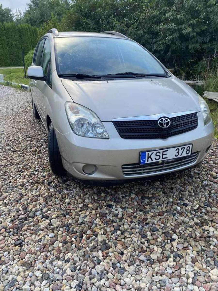 Brown Toyota Corolla Verso 2003 in Vilnius, with an engine capacity of 2.00 L and mileage of 305 thousand km for 850 €, photo 1 on AUTOMOTO.COM.LV