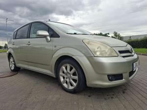 Brūns Toyota Corolla Verso 2004 Kauņa, ar dzinēja tilpumu 2.00 L un nobraukumu 370 tūkst. km par 1100 €, foto  vietnē AUTOMOTO.COM.LV