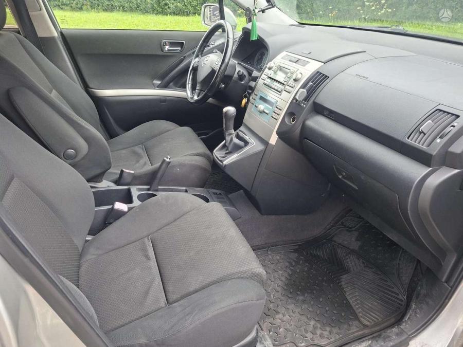 Brūns Toyota Corolla Verso 2004 Kauņa, ar dzinēja tilpumu 2.00 L un nobraukumu 370 tūkst. km par 1100 €, foto 8 vietnē AUTOMOTO.COM.LV