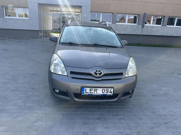 Brown Toyota Corolla Verso 2006 in Siauliai, with an engine capacity of 2.23 L and mileage of 341 thousand km for 1250 €, photo 4 on AUTOMOTO.COM.LV