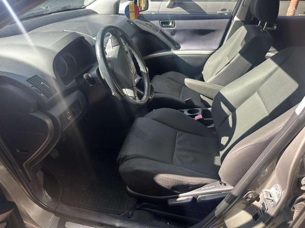 Brown Toyota Corolla Verso 2006 in Siauliai, with an engine capacity of 2.23 L and mileage of 341 thousand km for 1250 €, photo 10 on AUTOMOTO.COM.LV