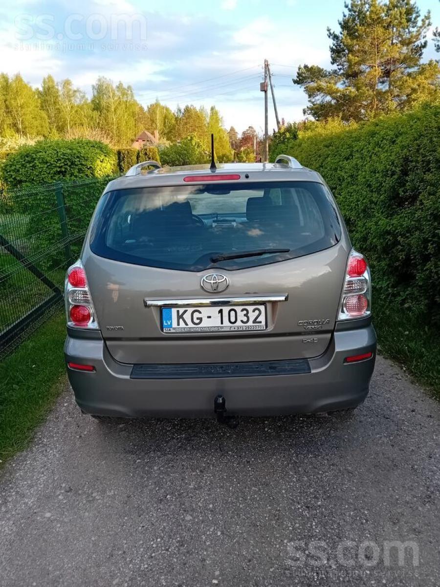 Brown Toyota Corolla Verso 2007 in Jelgava, with an engine capacity of 2.20 L and mileage of 289 thousand km for 2500 €, photo 5 on AUTOMOTO.COM.LV