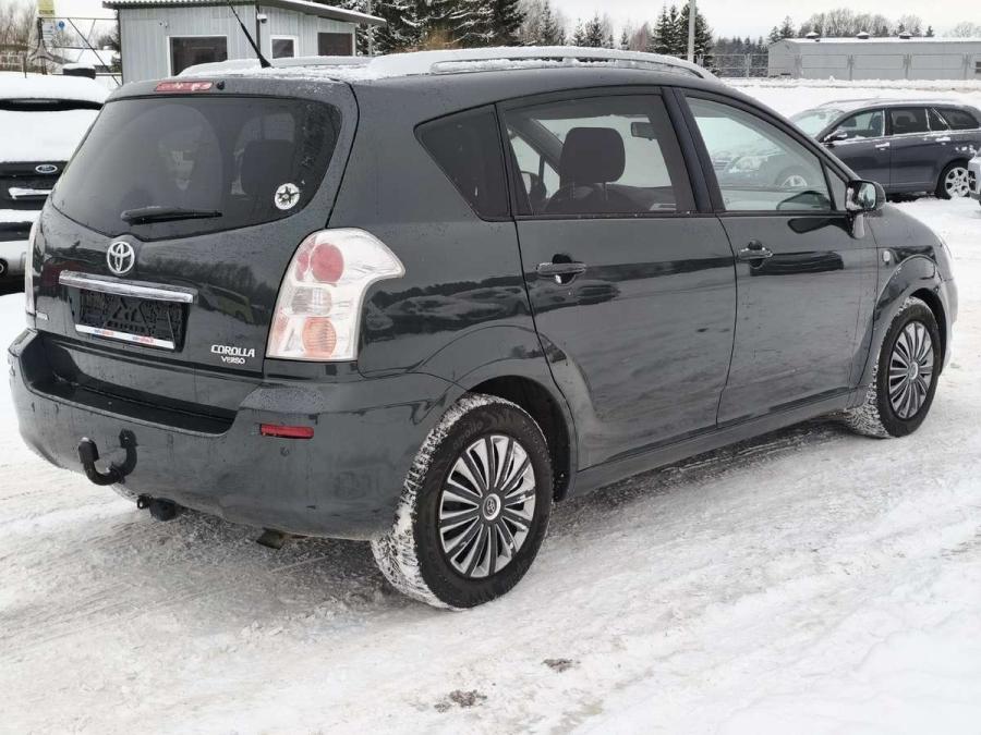 Green Toyota Corolla Verso 2008 in Utena, with an engine capacity of 2.20 L and mileage of 290 thousand km for 3200 €, photo 3 on AUTOMOTO.COM.LV