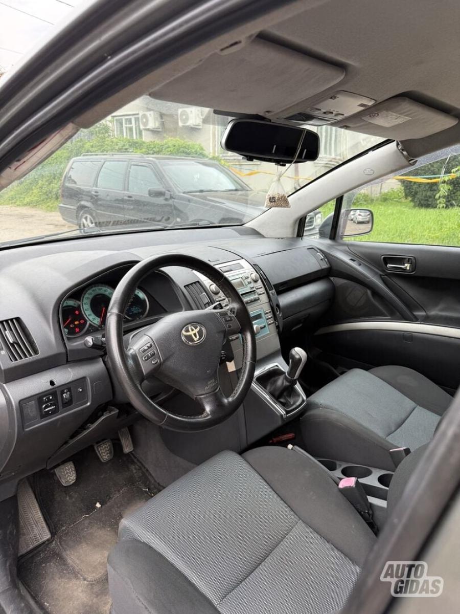 Grey Toyota Corolla Verso 2005 in Vilnius, with an engine capacity of 2.00 L and mileage of 290 thousand km for 1099 €, photo 6 on AUTOMOTO.COM.LV