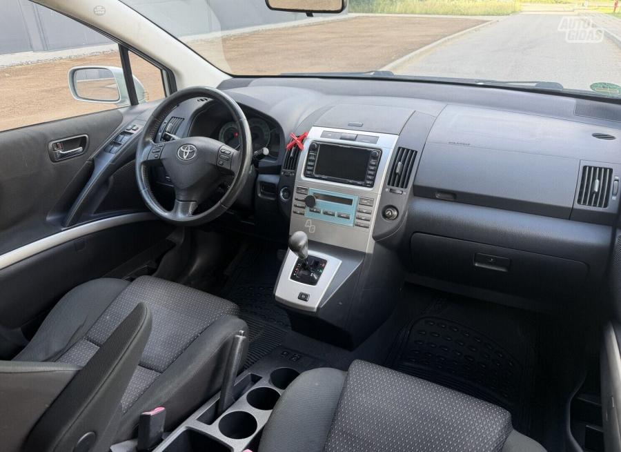 Grey Toyota Corolla Verso 2009 in Vilnius, with an engine capacity of 1.80 L and mileage of 308 thousand km for 3250 €, photo 10 on AUTOMOTO.COM.LV