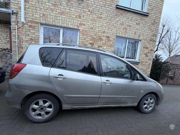 Grey Toyota Corolla Verso 2003 in Siauliai, with an engine capacity of 2.00 L and mileage of 275 thousand km for 1000 €, photo 3 on AUTOMOTO.COM.LV