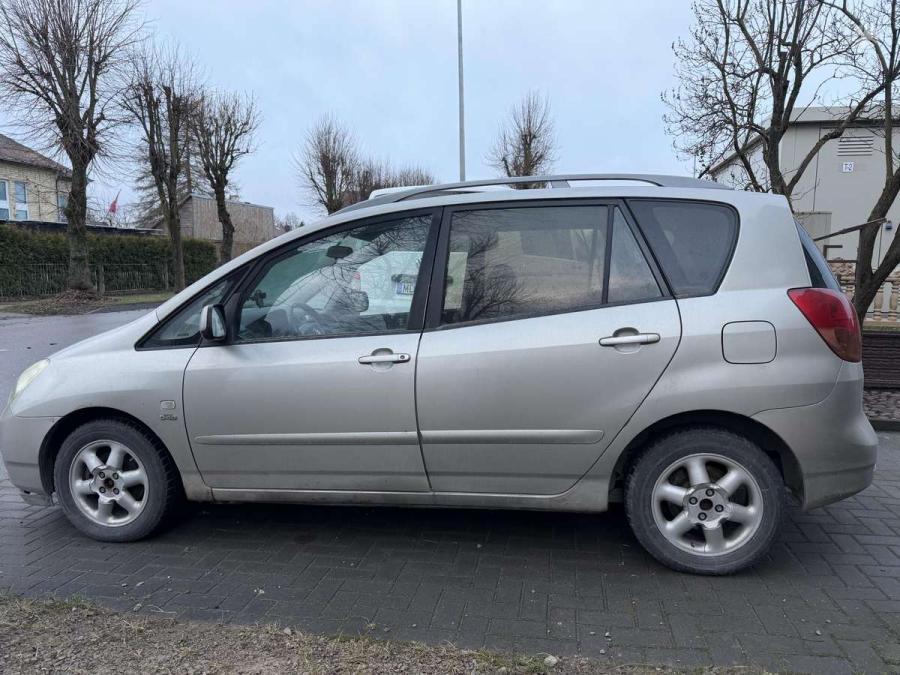 Grey Toyota Corolla Verso 2003 in Siauliai, with an engine capacity of 2.00 L and mileage of 275 thousand km for 1000 €, photo 4 on AUTOMOTO.COM.LV