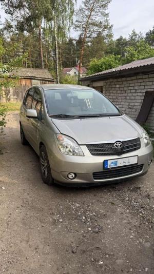 Pelēks Toyota Corolla Verso 2003 Viļņa, ar dzinēja tilpumu 1.60 L un nobraukumu 177 tūkst. km par 800 €, foto  vietnē AUTOMOTO.COM.LV