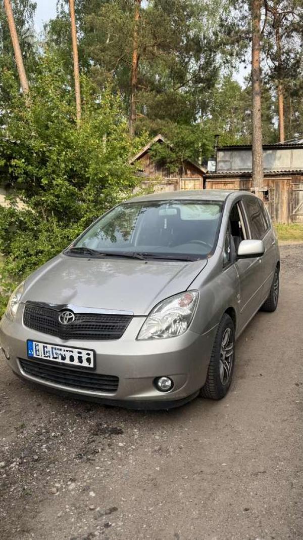 Grey Toyota Corolla Verso 2003 in Vilnius, with an engine capacity of 1.60 L and mileage of 177 thousand km for 800 €, photo 2 on AUTOMOTO.COM.LV