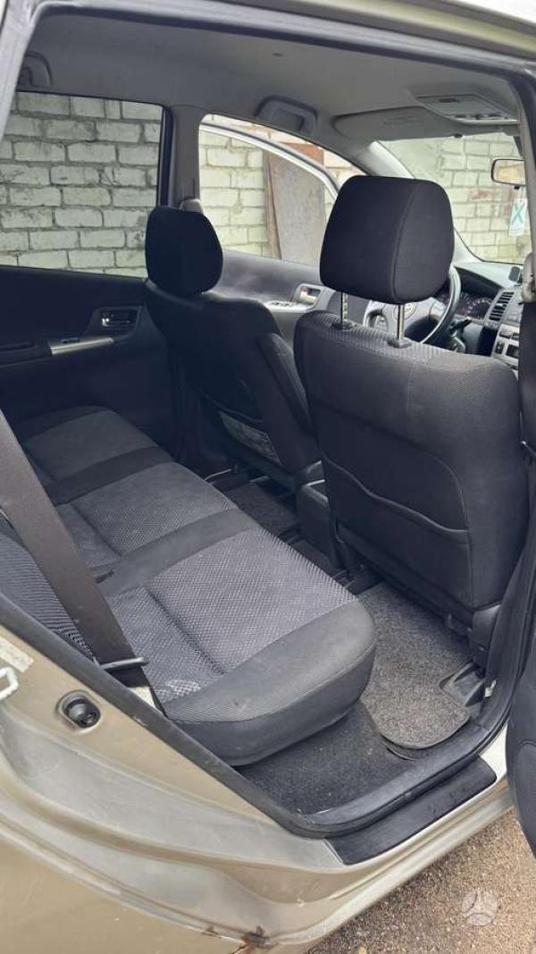Grey Toyota Corolla Verso 2003 in Vilnius, with an engine capacity of 1.60 L and mileage of 177 thousand km for 800 €, photo 6 on AUTOMOTO.COM.LV