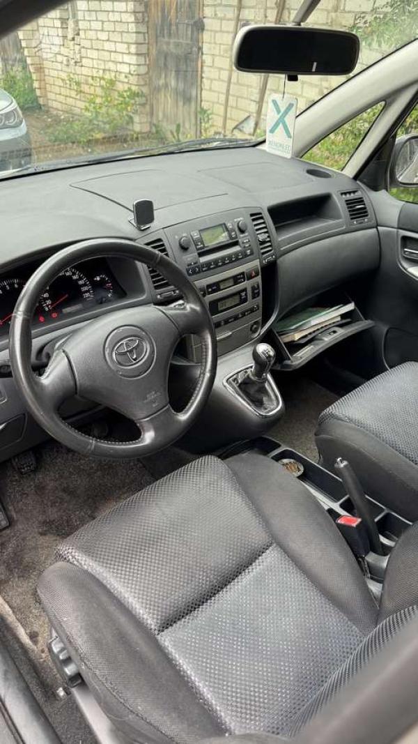 Grey Toyota Corolla Verso 2003 in Vilnius, with an engine capacity of 1.60 L and mileage of 177 thousand km for 800 €, photo 7 on AUTOMOTO.COM.LV