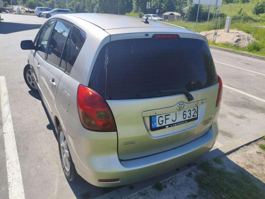 Grey Toyota Corolla Verso 2003 in Vilnius, with an engine capacity of 2.00 L and mileage of 299 thousand km for 500 €, photo 4 on AUTOMOTO.COM.LV