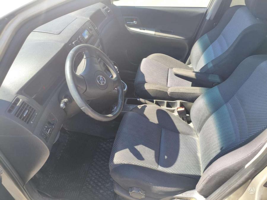 Grey Toyota Corolla Verso 2003 in Vilnius, with an engine capacity of 2.00 L and mileage of 299 thousand km for 500 €, photo 5 on AUTOMOTO.COM.LV