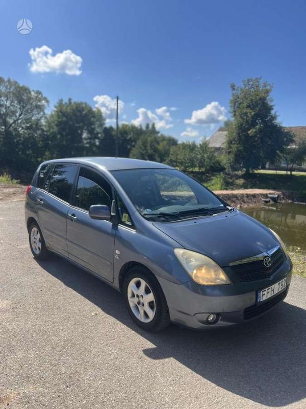 Pelēks Toyota Corolla Verso 2003 Kauņa, ar dzinēja tilpumu 2.00 L un nobraukumu 376 tūkst. km par 880 €, foto 1 vietnē AUTOMOTO.COM.LV