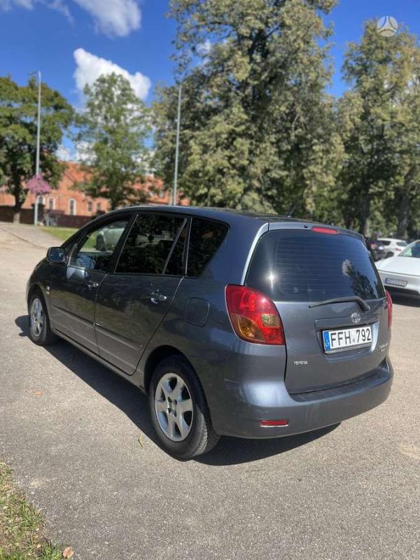 Pelēks Toyota Corolla Verso 2003 Kauņa, ar dzinēja tilpumu 2.00 L un nobraukumu 376 tūkst. km par 880 €, foto 4 vietnē AUTOMOTO.COM.LV