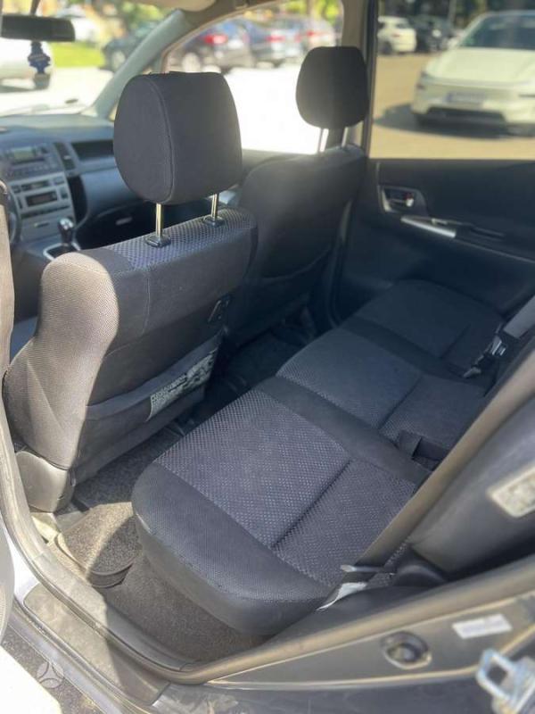 Pelēks Toyota Corolla Verso 2003 Kauņa, ar dzinēja tilpumu 2.00 L un nobraukumu 376 tūkst. km par 880 €, foto 7 vietnē AUTOMOTO.COM.LV