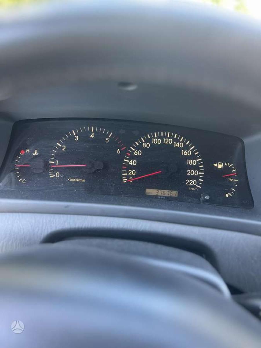 Grey Toyota Corolla Verso 2003 in Kaunas, with an engine capacity of 2.00 L and mileage of 376 thousand km for 880 €, photo 8 on AUTOMOTO.COM.LV