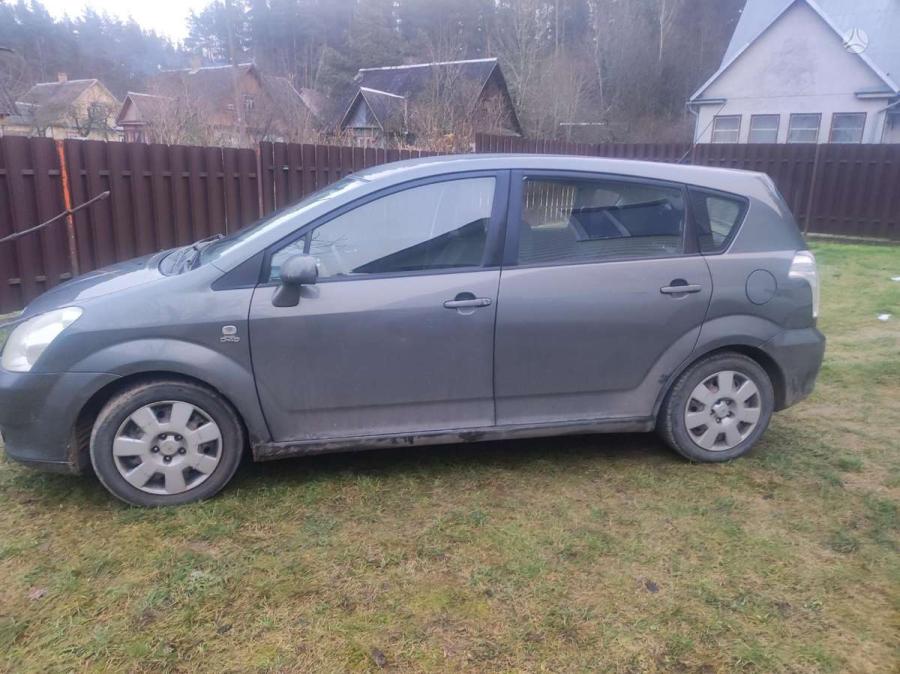 Pelēks Toyota Corolla Verso 2004 Nemenčinė, ar dzinēja tilpumu 1.90 L un nobraukumu 450 tūkst. km par 1000 €, foto 1 vietnē AUTOMOTO.COM.LV