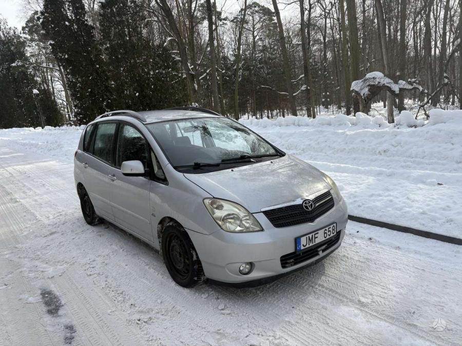 Pelēks Toyota Corolla Verso 2004 Kėdainiai, ar dzinēja tilpumu 2.00 L un nobraukumu 324 tūkst. km par 950 €, foto 1 vietnē AUTOMOTO.COM.LV