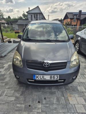 Pelēks Toyota Corolla Verso 2004 Viļņa, ar dzinēja tilpumu 1.60 L un nobraukumu 239 tūkst. km par 2600 €, foto  vietnē AUTOMOTO.COM.LV