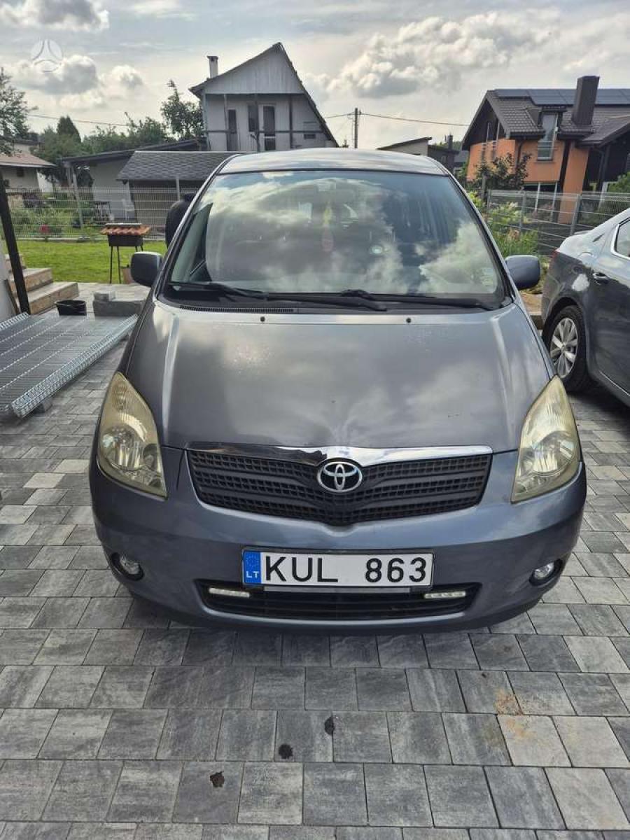 Pelēks Toyota Corolla Verso 2004 Viļņa, ar dzinēja tilpumu 1.60 L un nobraukumu 239 tūkst. km par 2600 €, foto 1 vietnē AUTOMOTO.COM.LV