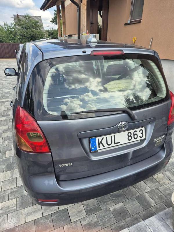 Grey Toyota Corolla Verso 2004 in Vilnius, with an engine capacity of 1.60 L and mileage of 239 thousand km for 2600 €, photo 2 on AUTOMOTO.COM.LV