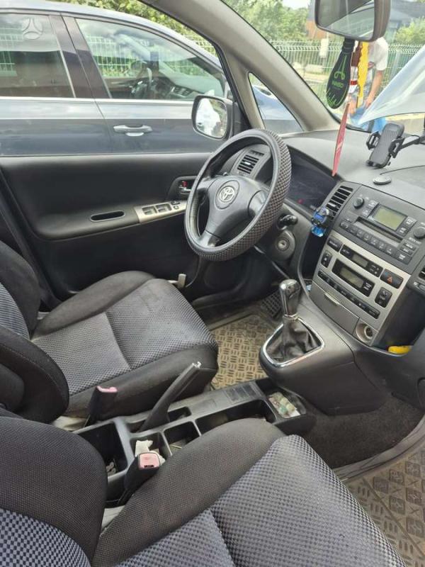 Grey Toyota Corolla Verso 2004 in Vilnius, with an engine capacity of 1.60 L and mileage of 239 thousand km for 2600 €, photo 3 on AUTOMOTO.COM.LV