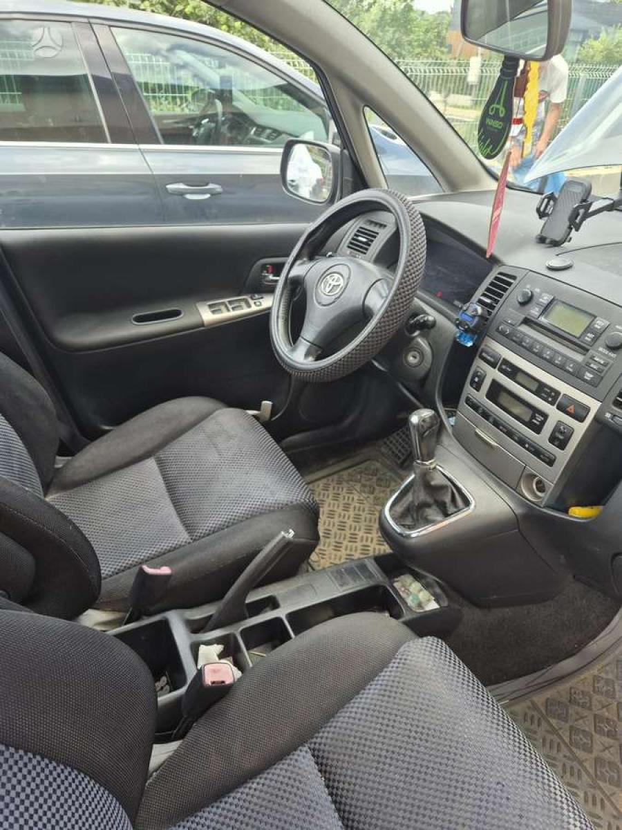 Pelēks Toyota Corolla Verso 2004 Viļņa, ar dzinēja tilpumu 1.60 L un nobraukumu 239 tūkst. km par 2600 €, foto 4 vietnē AUTOMOTO.COM.LV