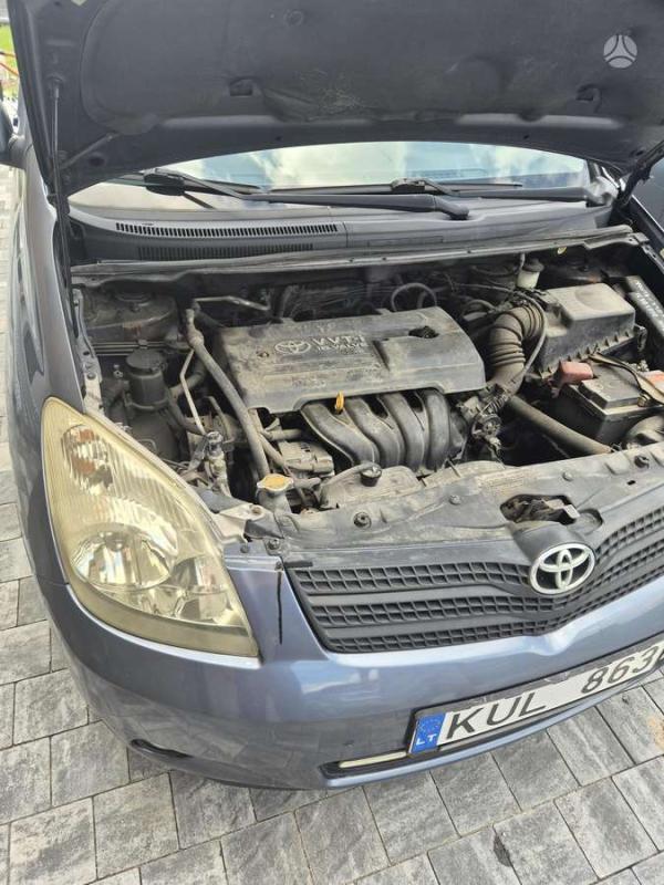 Grey Toyota Corolla Verso 2004 in Vilnius, with an engine capacity of 1.60 L and mileage of 239 thousand km for 2600 €, photo 4 on AUTOMOTO.COM.LV