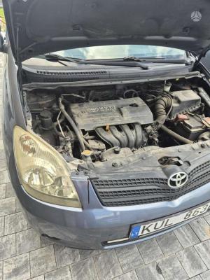 Pelēks Toyota Corolla Verso 2004 Viļņa, ar dzinēja tilpumu 1.60 L un nobraukumu 239 tūkst. km par 2600 €, foto 5 vietnē AUTOMOTO.COM.LV