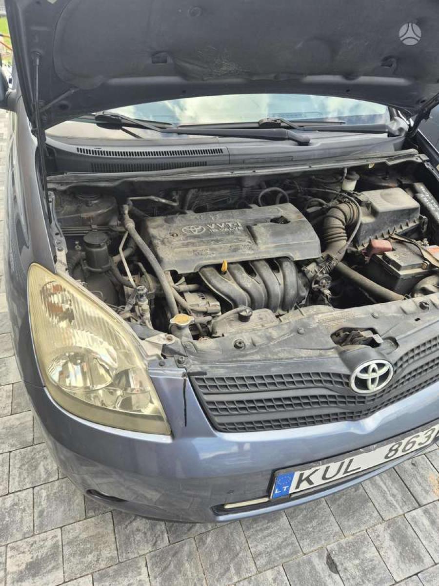 Pelēks Toyota Corolla Verso 2004 Viļņa, ar dzinēja tilpumu 1.60 L un nobraukumu 239 tūkst. km par 2600 €, foto 5 vietnē AUTOMOTO.COM.LV