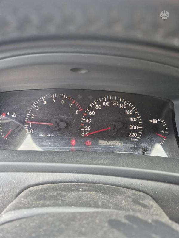 Grey Toyota Corolla Verso 2004 in Vilnius, with an engine capacity of 1.60 L and mileage of 239 thousand km for 2600 €, photo 5 on AUTOMOTO.COM.LV