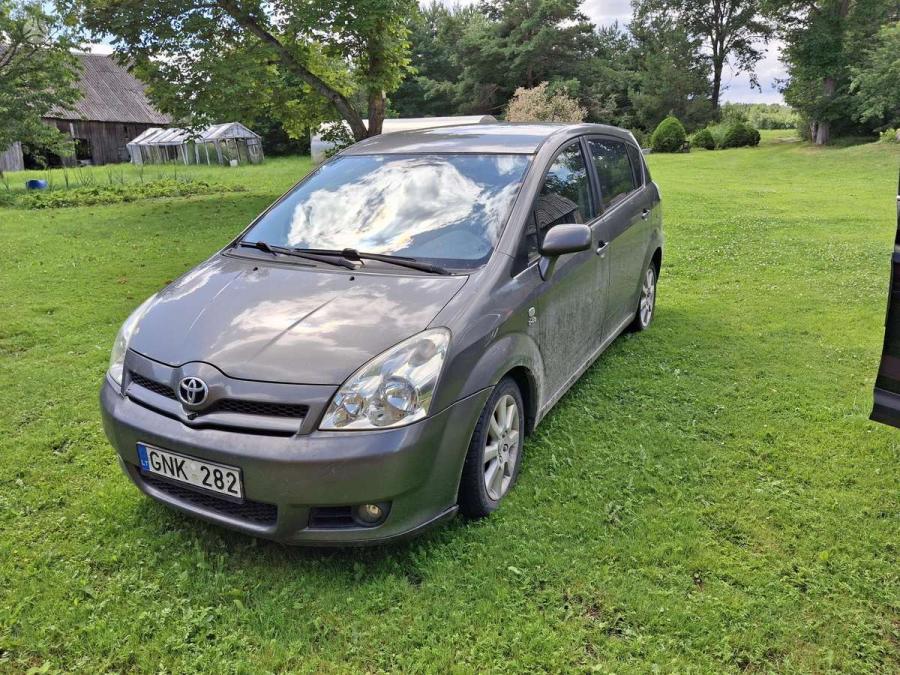 Pelēks Toyota Corolla Verso 2004 Kauņa, ar dzinēja tilpumu 2.00 L un nobraukumu 300 tūkst. km par 1100 €, foto 4 vietnē AUTOMOTO.COM.LV