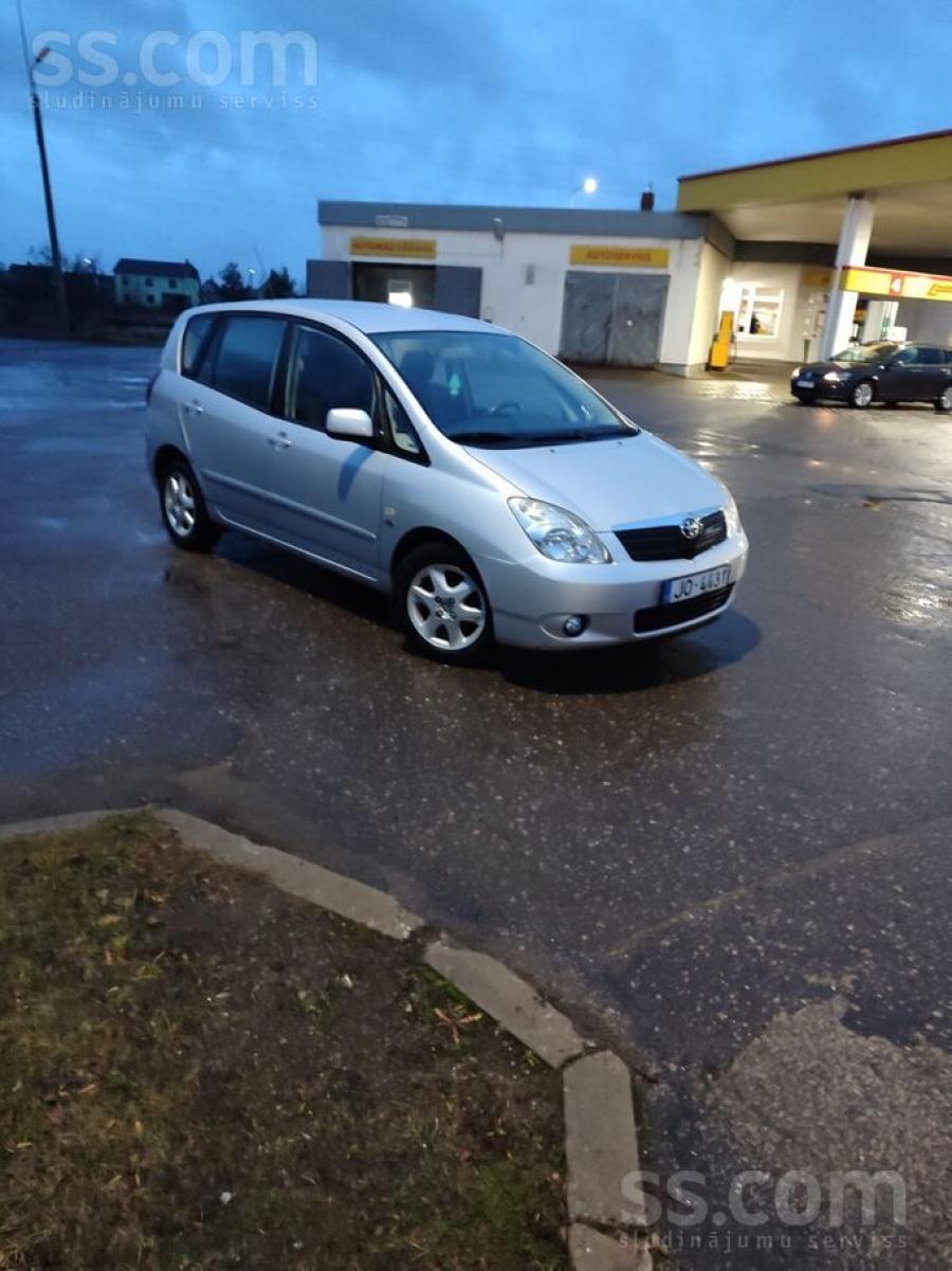 Grey Toyota Corolla Verso 2004 in Daugavpils, with an engine capacity of 2.00 L and mileage of 351 thousand km for 1400 €, photo 1 on AUTOMOTO.COM.LV
