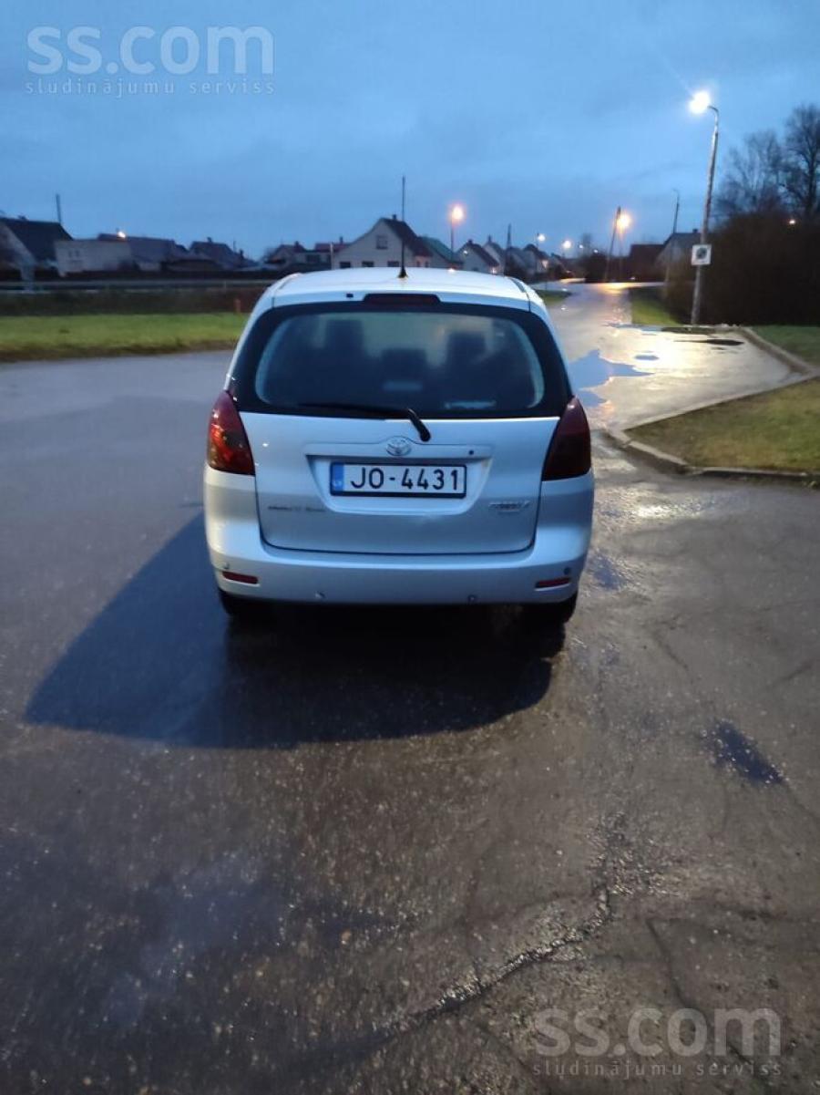 Grey Toyota Corolla Verso 2004 in Daugavpils, with an engine capacity of 2.00 L and mileage of 351 thousand km for 1400 €, photo 3 on AUTOMOTO.COM.LV