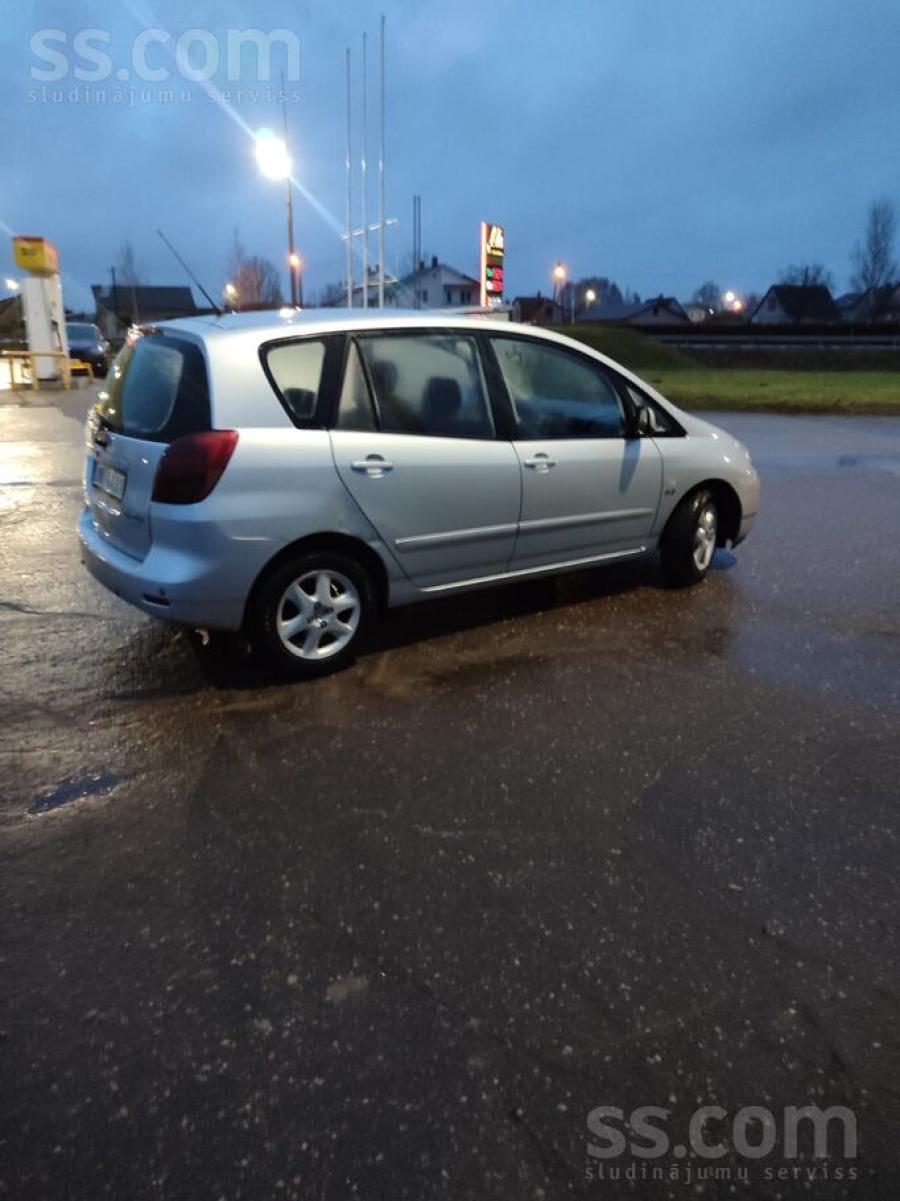 Grey Toyota Corolla Verso 2004 in Daugavpils, with an engine capacity of 2.00 L and mileage of 351 thousand km for 1400 €, photo 4 on AUTOMOTO.COM.LV