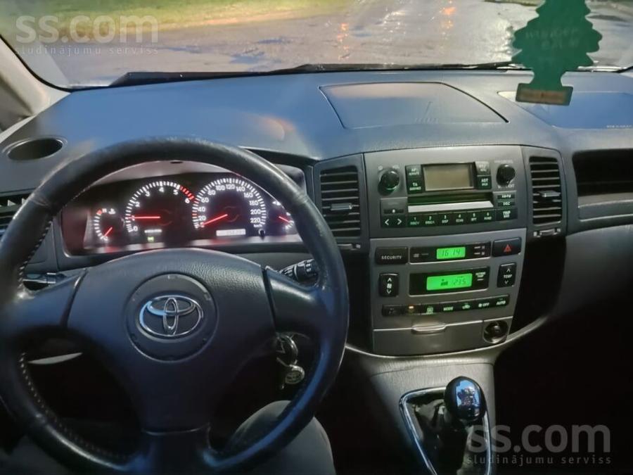Grey Toyota Corolla Verso 2004 in Daugavpils, with an engine capacity of 2.00 L and mileage of 351 thousand km for 1400 €, photo 7 on AUTOMOTO.COM.LV