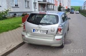 Pelēks Toyota Corolla Verso 2004 Rīga, ar dzinēja tilpumu 2.00 L un nobraukumu 330 tūkst. km par 1200 €, foto 3 vietnē AUTOMOTO.COM.LV